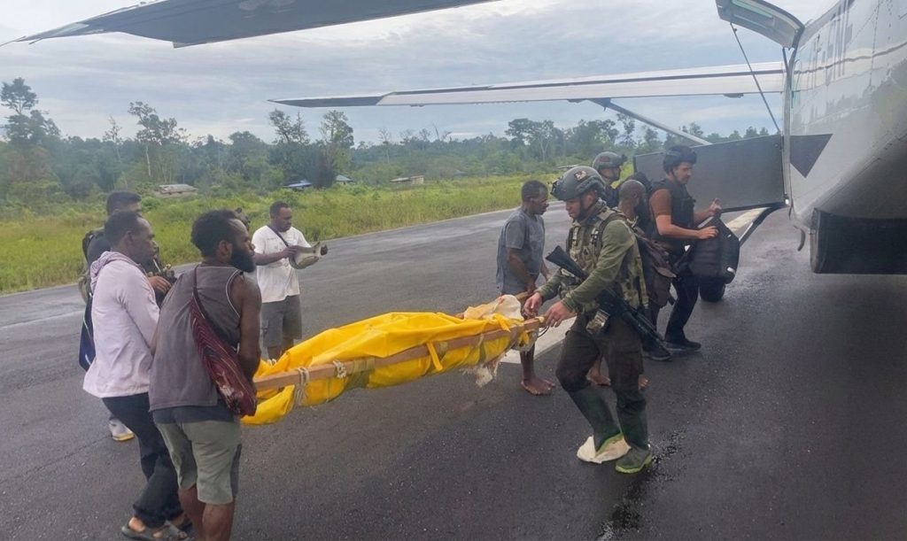 Pilot dan Kopilot Smart Air Korban Penembakan Dievakuasi ke RSUD Mimika ...